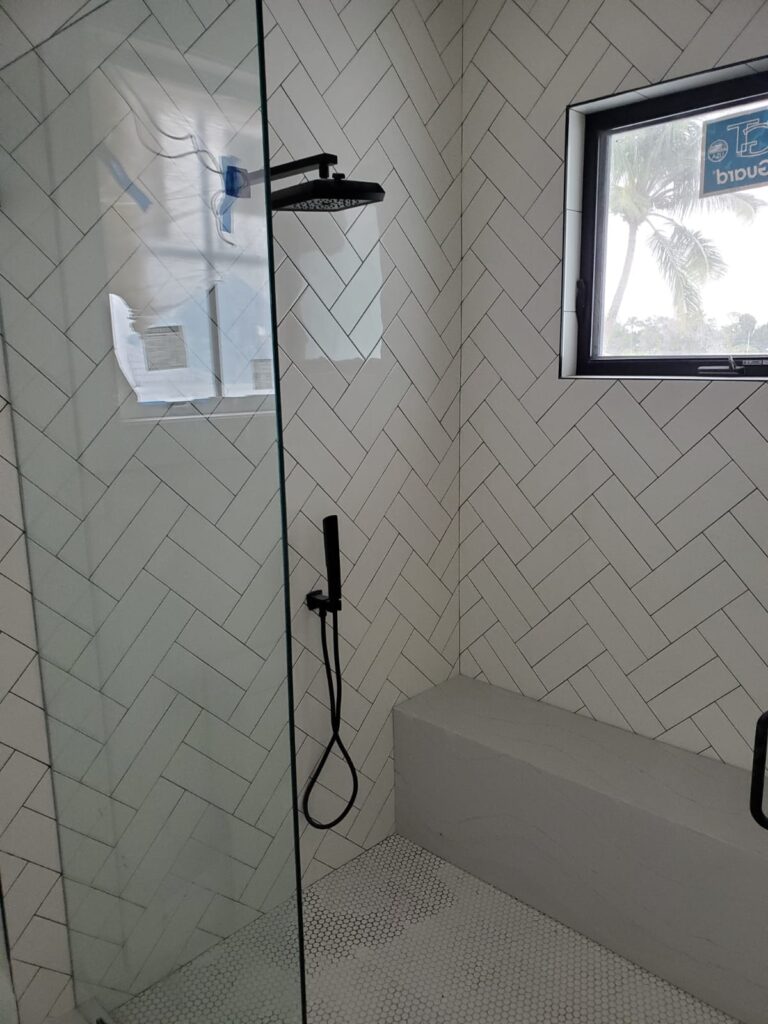 Modern white shower design - Machin Tile and Marble